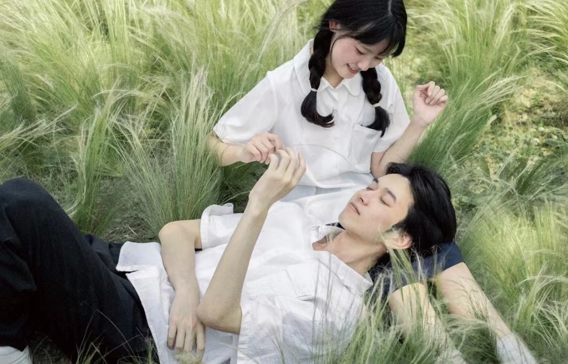 男人趴在女人怀里撒娇温馨图 528时尚网